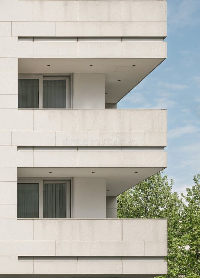 Edificio Moderno Con Balcones Y Fachada De Piedra Clara Imagen de archivo - Imagen de limpio ...