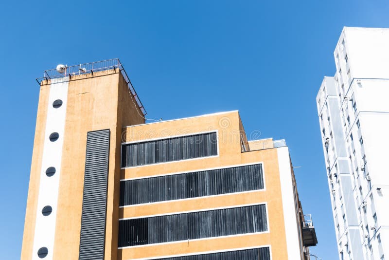 Edificio Moderno Con Grandes Ventanas Negras Sobre Un Bonito Cielo Azul Imagen editorial ...