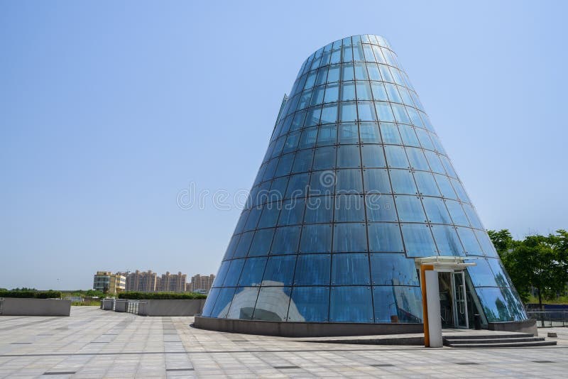 Edificio moderno del cono imagen de archivo. Imagen de rojo - 600931