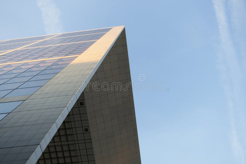 Edificio Moderno De Oficinas Con Cielo Imagen de archivo - Imagen de arte, oficina: 241379335