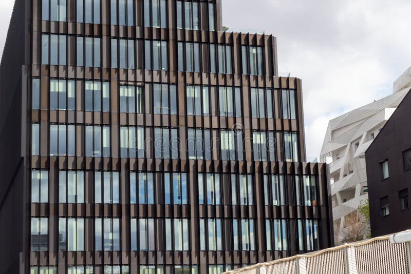 Edificio Moderno De Oficinas Con Cielo Imagen de archivo - Imagen de colorido, contexto: 268086753