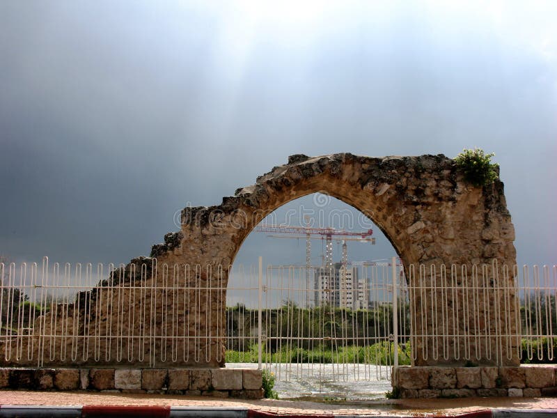 Edificio Moderno En El Marco De Arcos De Piedra Antiguos Foto de ...