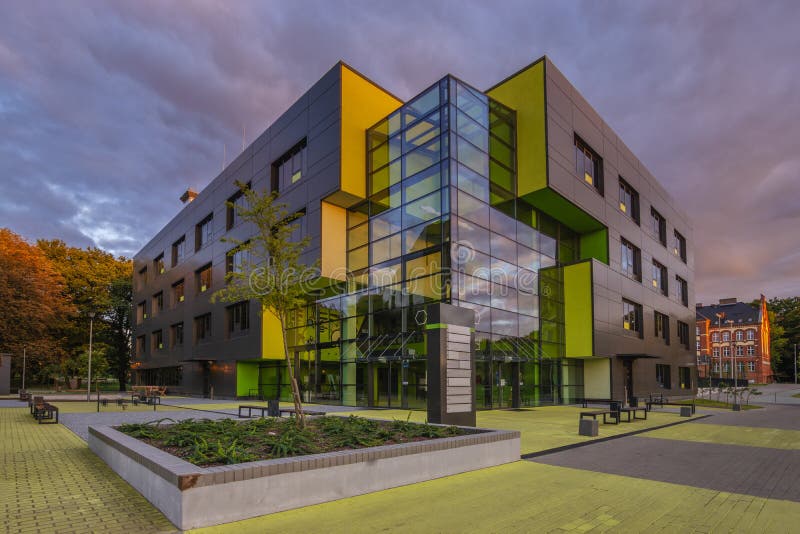 Edificio Per Uffici Moderno Fotografia Stock - Immagine di cielo, tecnologia: 66116650