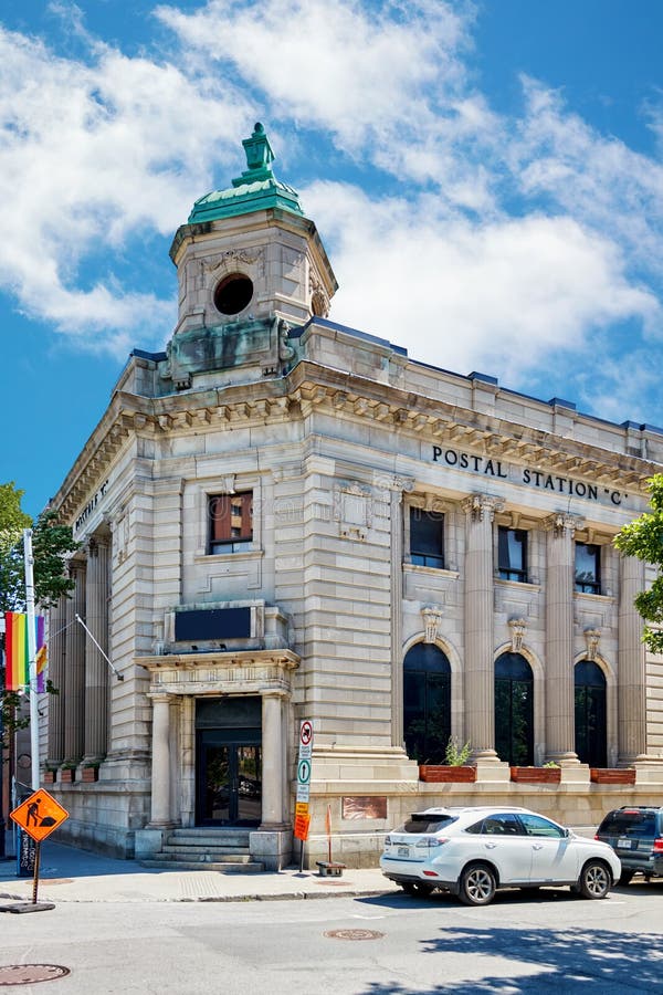 Edificio Postal De La Estación C De Montreal En La Calle De Sainte ...