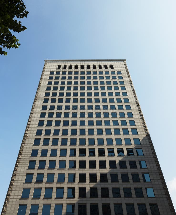Edificio Rectangular Lleno De Ventanas Foto de archivo - Imagen de azul ...