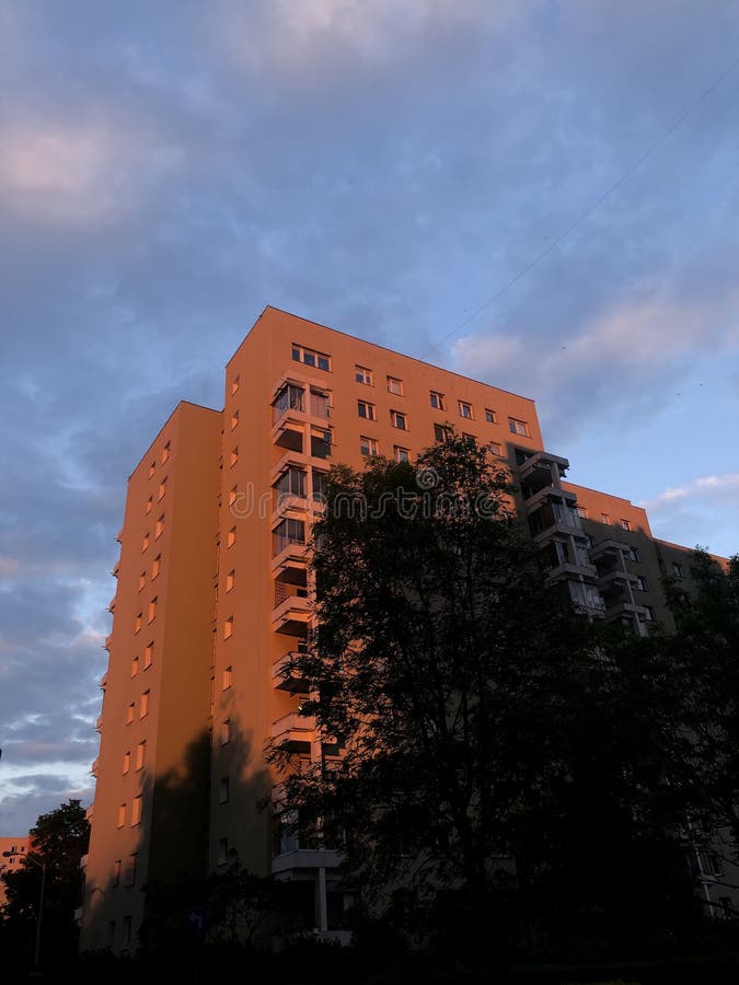 Edificio Rojo Alto Sobre Un Fondo De Cielo Azul. Imagen de archivo ...