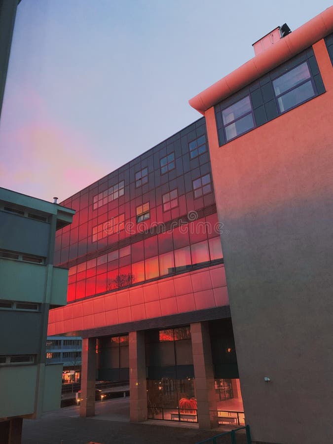 Edificio rojo imagen de archivo. Imagen de edificio - 210140183