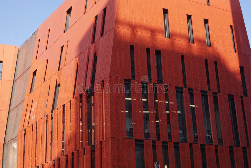 Edificio Rojo En Suburbios Parisienses Foto de archivo - Imagen de ...
