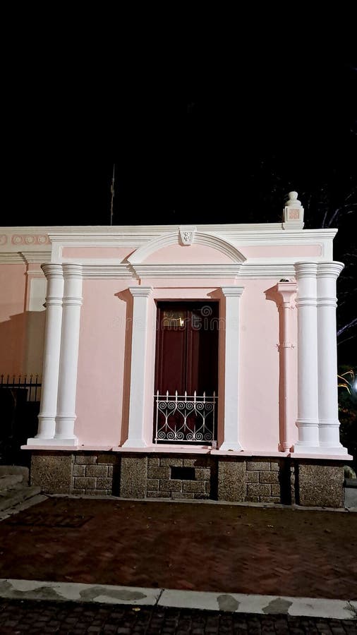 Edificio Rosa Tradicional En El Centro De La Ciudad Imagen de archivo ...