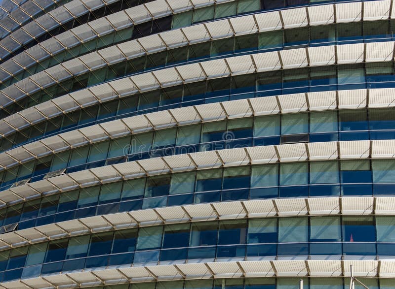 Edificio Semicircular Con Grandes Ventanales Imagen de archivo - Imagen ...