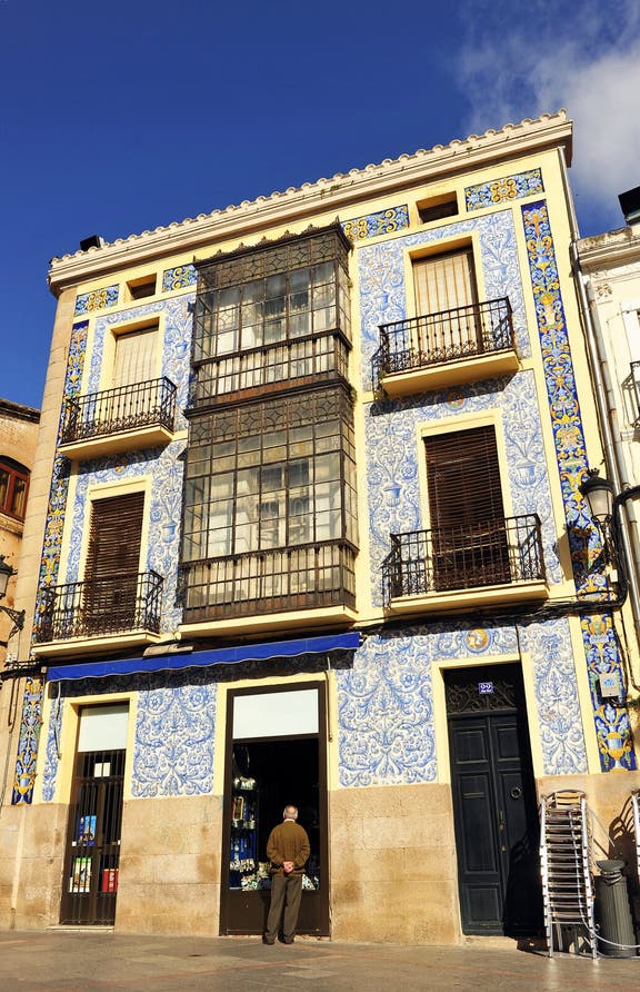 Edificio Singular Con Una Fachada Tejada, Caceres, Extremadura, España Imagen editorial - Imagen ...