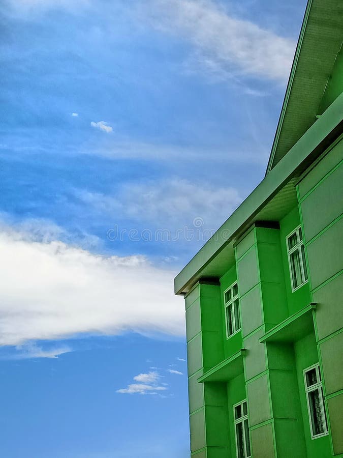 Edificio Verde Con Cielo Azul Y Ventana De Nubes Imagen de archivo - Imagen de ventana, edificio ...