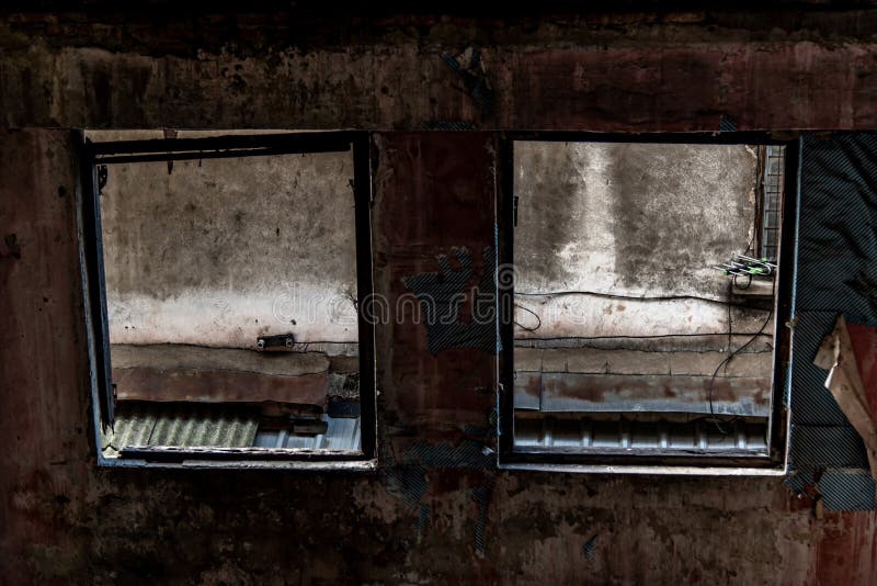 Edificio Viejo Deteriorado Y Abandonado Imagen de archivo - Imagen de ...