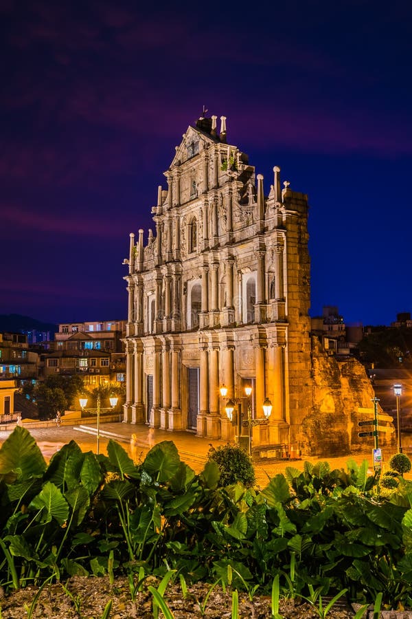 Edificio Viejo Hermoso De La Arquitectura Con La Ruina De La Iglesia De ...