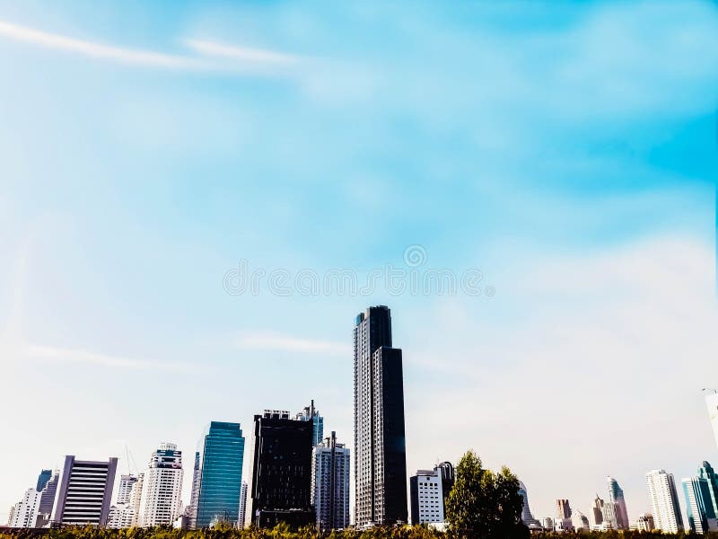 Edificio Y Cielo De La Propiedad Horizontal Foto de archivo - Imagen de ...