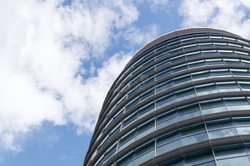 Edificio Formado Circular Moderno Foto de archivo - Imagen de circular ...