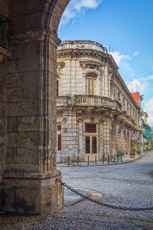 Edificios Coloniales En La Habana Vieja Foto de archivo - Imagen de ...