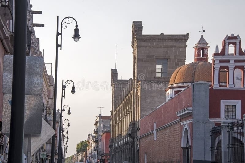 Edificios Coloniales En Una Calle De Puebla Foto editorial - Imagen de ...