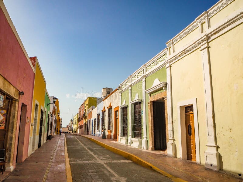Edificio Colonial Español Del Estilo En México Foto de archivo - Imagen ...