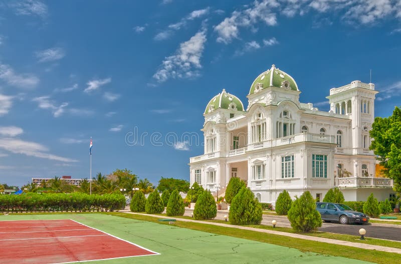 Edificios Coloniales Tradicionales Del Estilo Situados En La Calle ...