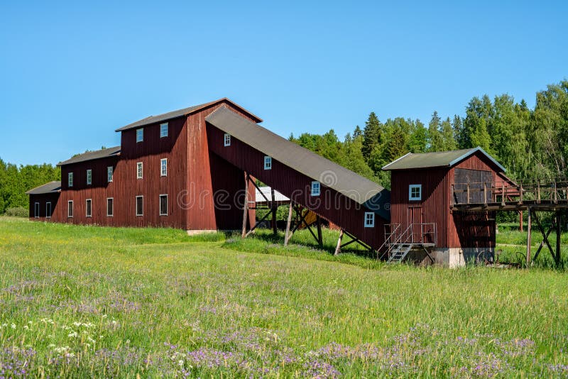 Edificios Con El Eje De Una Mina Muy Vieja En Suecia Foto de archivo ...