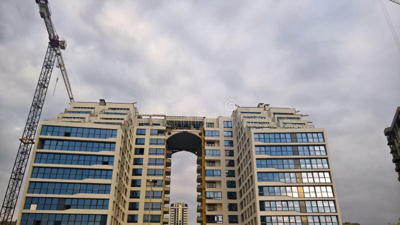 Edificios Con Un Arco Grande Edificio Moderno Foto de archivo - Imagen ...