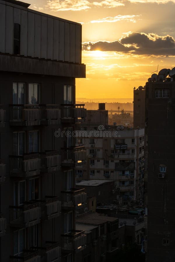Edificios De Apartamentos Cairo Al Atardecer Foto de archivo - Imagen de cultura, ladrillo ...