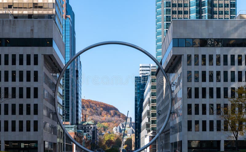 Edificios De La Ciudad De Montreal Quebec Con Cielo Azul Fotografía ...