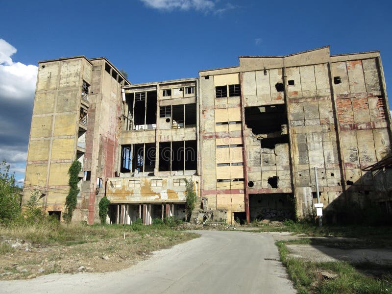Viejo Edificio Roto Y Abandonado En La Vista Interior. Imagen de ...