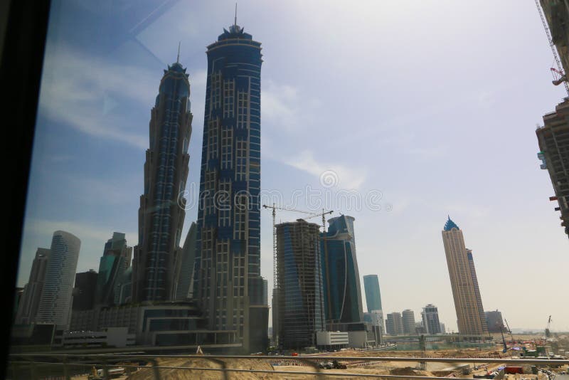 Edificios De Los Rascacielos De DUBAI, U a E Imagen de archivo - Imagen ...