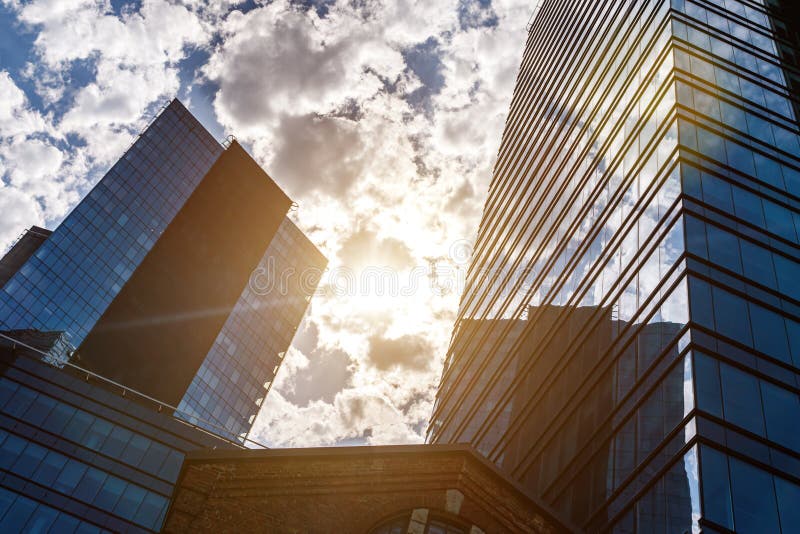 Edificios De Oficinas Modernos Con Fachadas De Cristal. Ver Desde Abajo ...