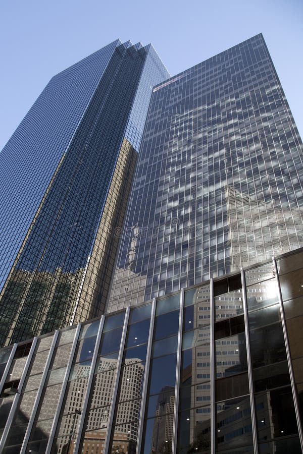 Edificios De Oficinas Modernos En Dallas Texas Foto de archivo - Imagen ...