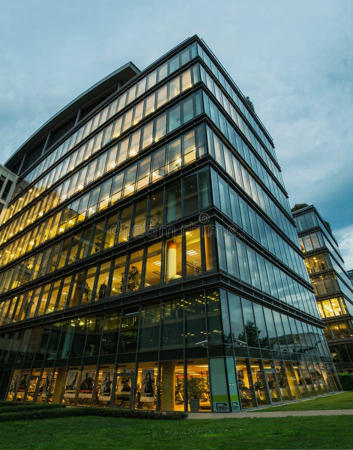 Edificios De Oficinas Modernos Perfectos Imagen de archivo - Imagen de edificios, planta: 93359267