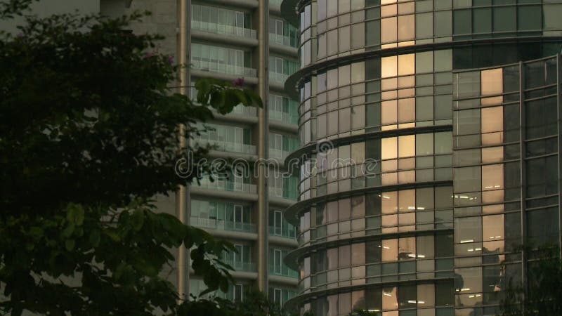 Edificios De Vidrio Redondeados Almacen De Video - Vídeo de patios ...