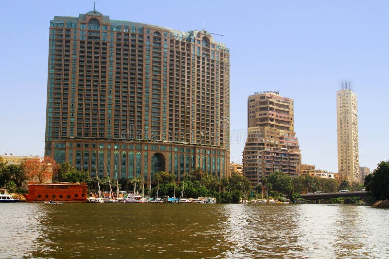 Edificios En El Río Del Nilo En El Cairo, Egipto Imagen de archivo - Imagen de rascacielos ...