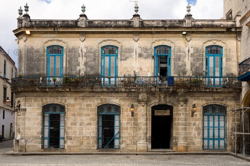 Edificios Españoles Coloniales En La Habana, Cuba Foto de archivo ...
