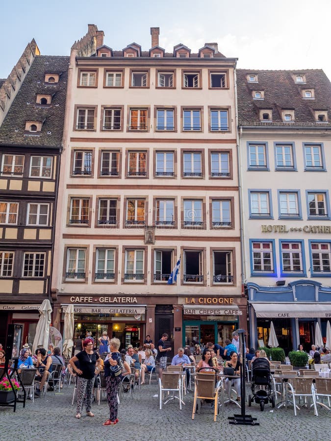 Edificios Hermosos En El Cuadrado De La Catedral De Estrasburgo Foto ...