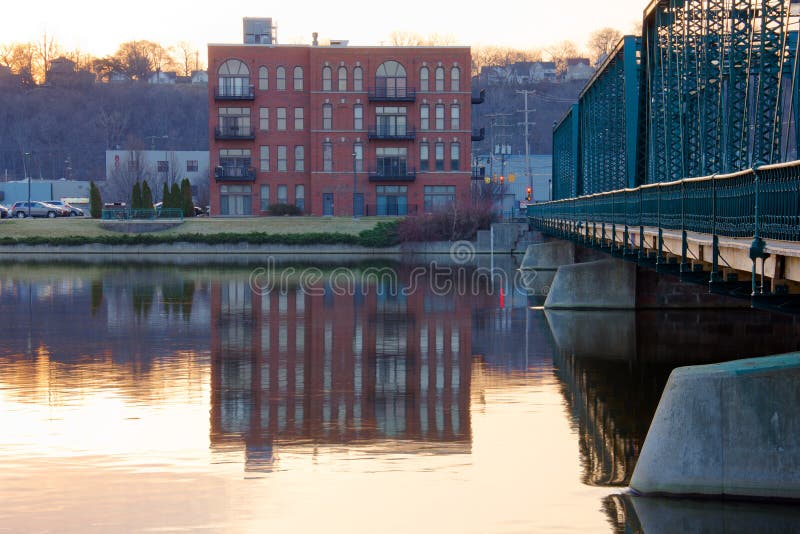 Edificios a Lo Largo Del Río Magnífico Imagen de archivo - Imagen de ...