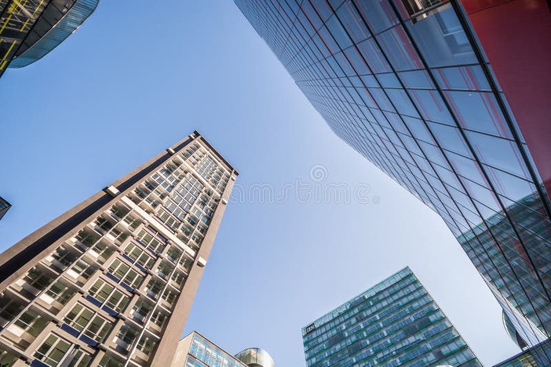 Edificios Modernos Altos Con Reflexiones Lisas En Las Ventanas ...
