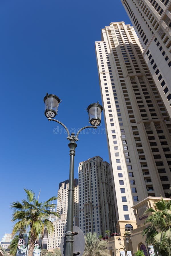 Edificios Modernos En Dubai Foto editorial - Imagen de dubai, nave ...