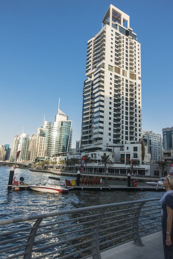 Edificios Modernos En Dubai Creek Foto editorial - Imagen de tarde ...