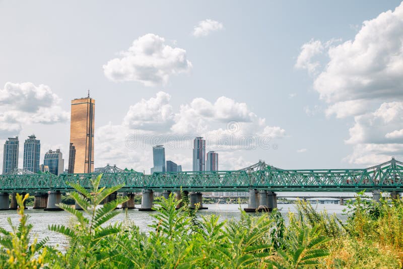 Edificios Modernos Yeouido Y Parque Del Río Han En Seúl Corea ...