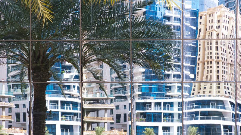 Edificios Reflejados En Ventanas Del Edificio De Oficinas Moderno Imagen de archivo - Imagen de ...