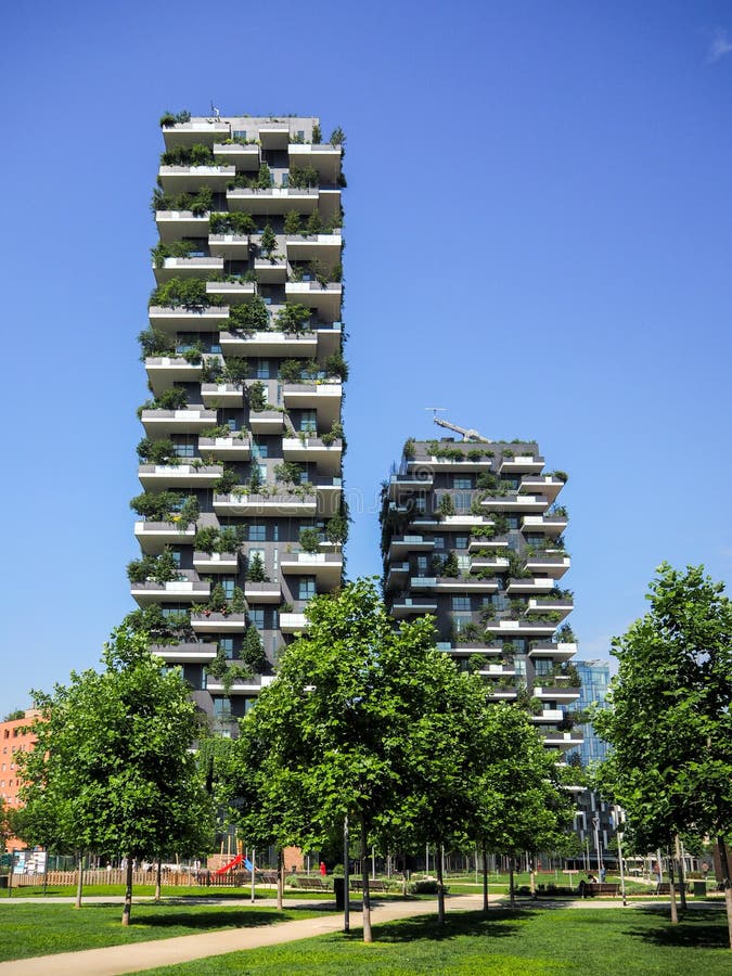 Edificios Verticales Del Bosque En Milán, Mayo De 2015 Imagen de archivo - Imagen de cubo ...