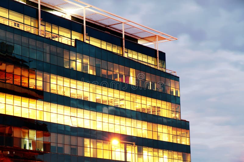 Edifício iluminado foto de stock. Imagem de amarelo, luzes - 18756170