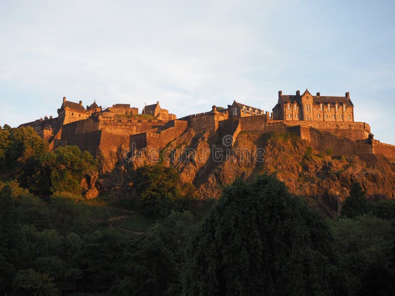 Edinburgh castle at sunset stock image. Image of city - 124454175