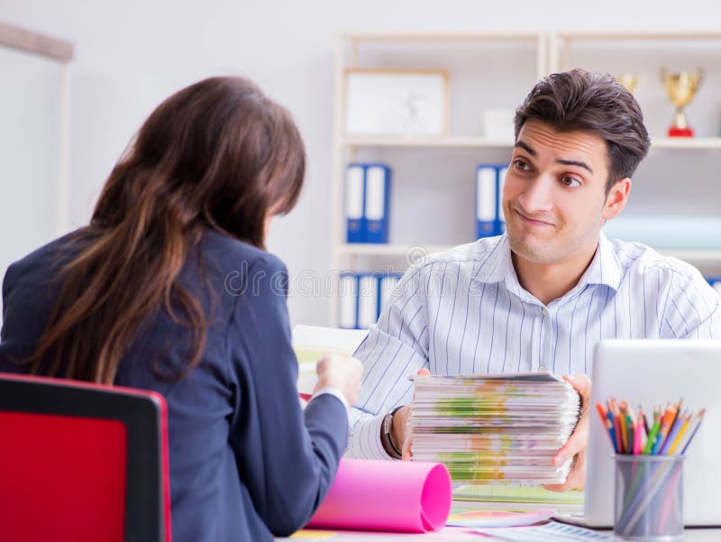 Pulisher Que Discute Orden Del Libro Con El Cliente Imagen de archivo ...