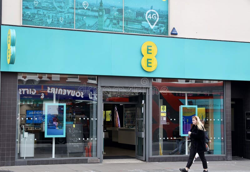 EE store , London editorial photography. Image of customers - 148608067