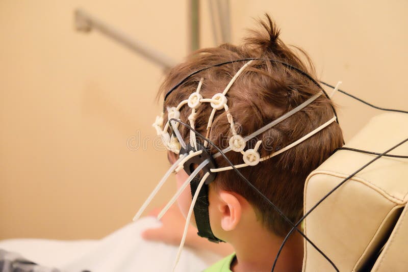 EEG De Conduite Pour Un Enfant Photo stock - Image du électrodes ...