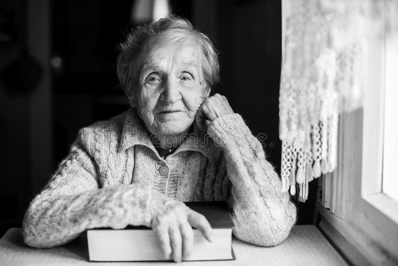 Een Bejaarde Met Een Gesloten Boek Stock Foto - Image of persoon, grijs ...